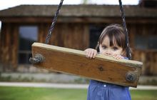 Ketahui 4 Tips Mengasuh Anak Introvert agar Bisa Lebih Percaya Diri