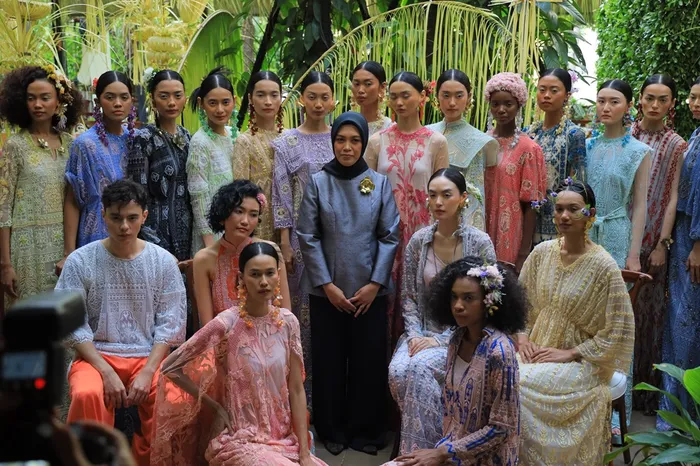 Brand Fashion Ini Luncurkan Koleksi Lavena, Busana Motif Floral yang ...