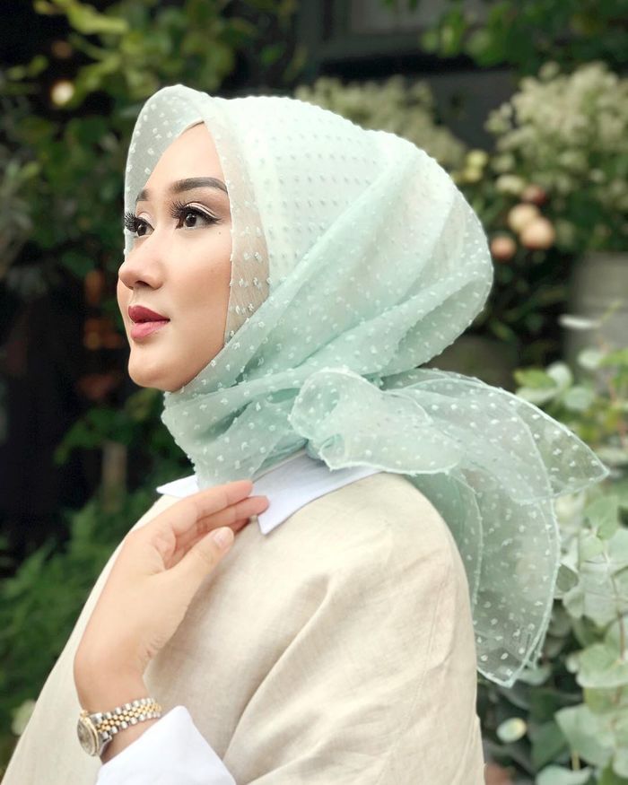 Ini 5 Bahan Hijab untuk Bridesmaid yang Enggak Panas dan Mudah Dibentuk ...