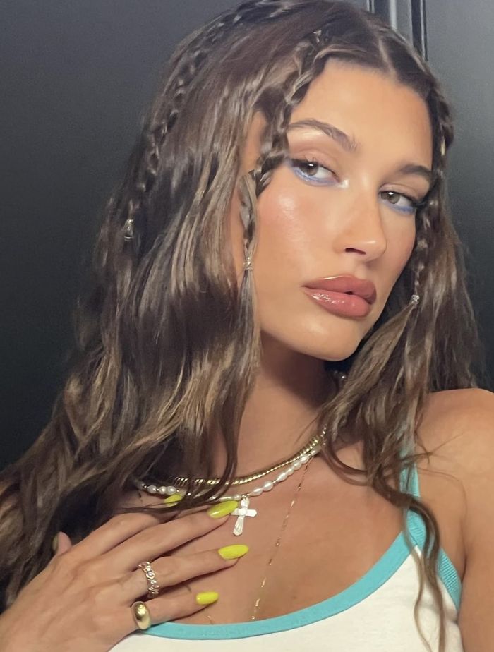 6 Tren Kecantikan Viral di TikTok yang Dipopulerkan Hailey Bieber, Ada ...