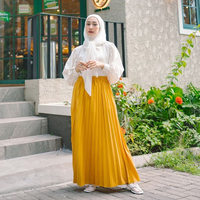 Cocok untuk Outfit ke Kantor, Ini 5 Rekomendasi Rok Plisket di Bawah ...