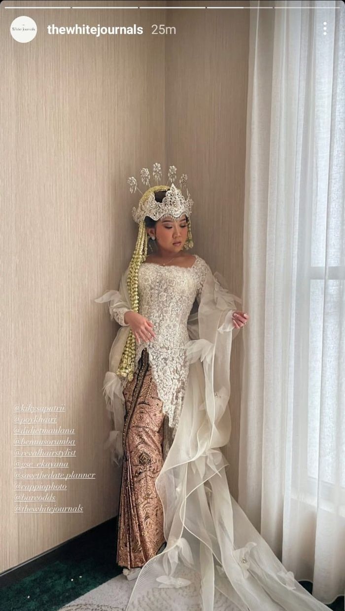 Serba Putih, Ini Gaya Busana Akad Nikah Kiky Saputri dan M Khairi - Semua Halaman - Parapuan