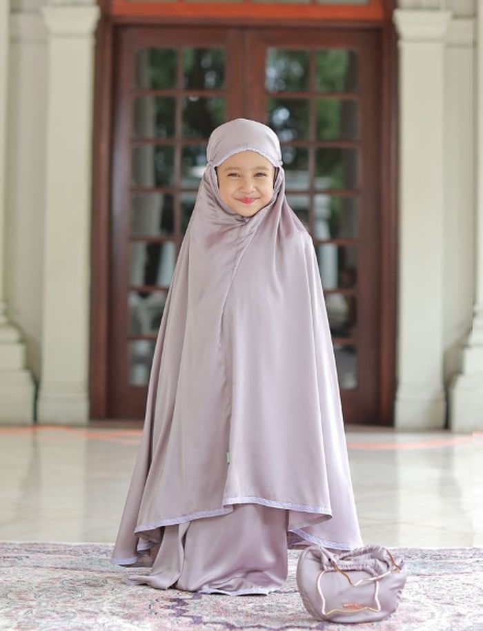 Mulai Ajarkan Si Kecil Salat, Ini 5 Rekomendasi Mukena Anak - Semua ...
