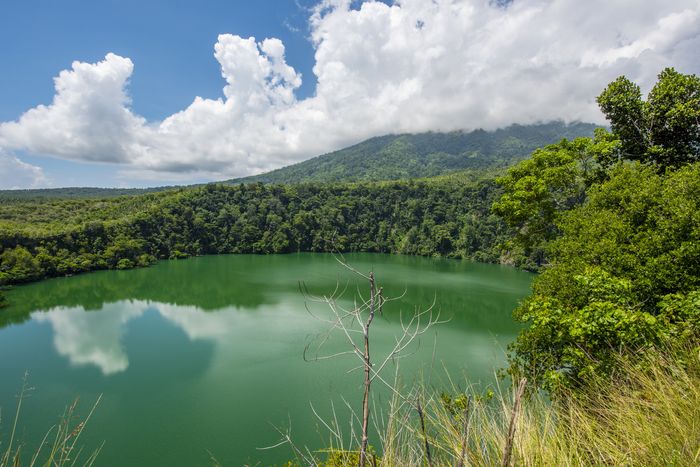 4 Hidden Gem Alam Ternate di Maluku Utara, Ada Danau hingga Pantai ...