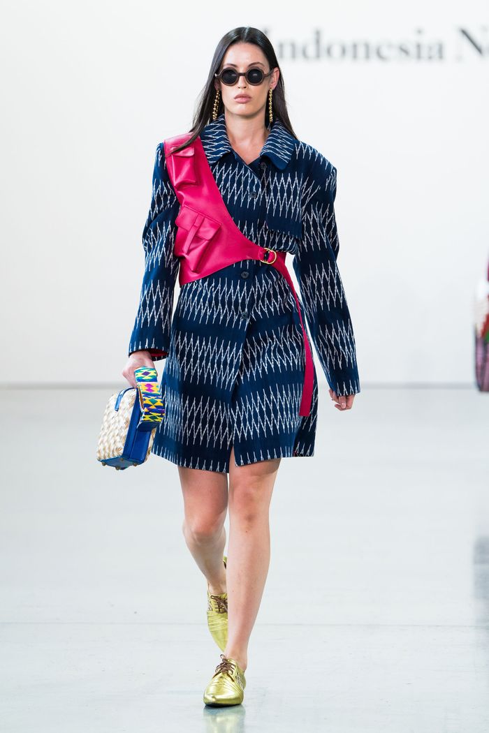 Tenun Ulos Karya Desainer Merdi Sihombing Mendunia di Indonesia Now ...