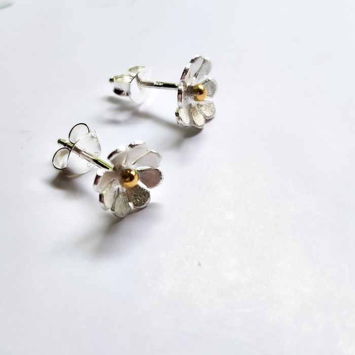 5 Rekomendasi Giwang, Mempercantik Penampilan saat Hari Kartini - Parapuan