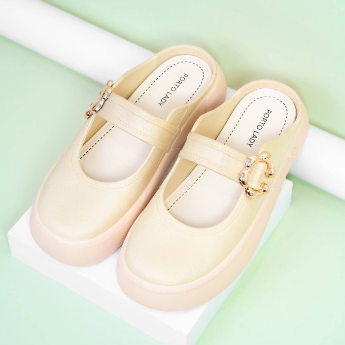 5 Rekomendasi Jelly Shoes, Alas Kaki Viral di TikTok Cocok Dipakai saat ...