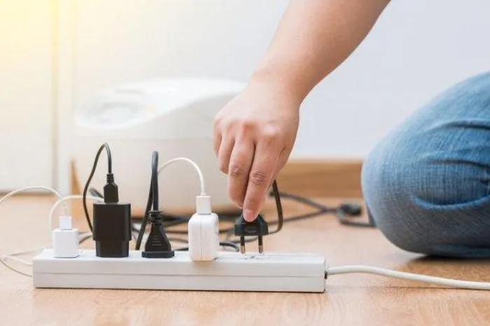Bisa Bahaya! 6 Hal Ini Bisa Memicu Korsleting Listrik di Rumah - Parapuan