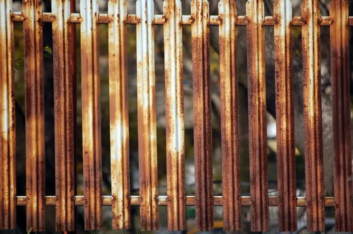 Pagar Besi di Rumah Mulai Berkarat? Ini Cara Ampuh Mengatasinya! - Parapuan