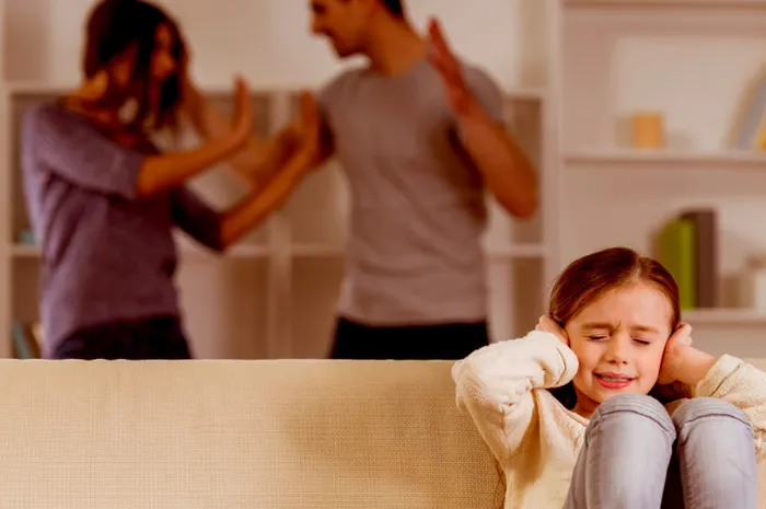 Viral Video Suami Pukul Istri di Depan Anak, Ini Dampak Buruk Jika Anak Menyaksikan KDRT - Parapuan
