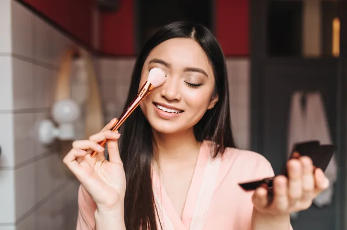 Perlu atau Tidak Pakai Eye Primer Sebelum Make Up? Simak 5 Manfaatnya ...