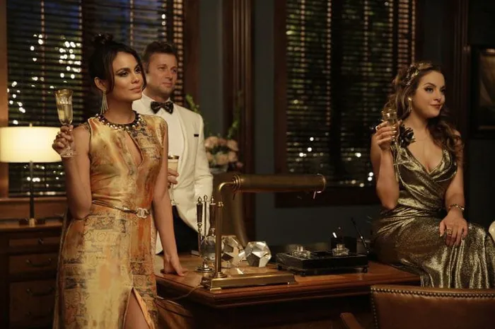 8 Gaya Fashion Ikonik Para Pemeran Serial Dynasty Reboot di Netflix ...