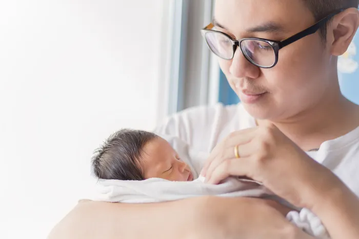 5 Cara Menciptakan Bonding untuk Ayah dan Bayi agar Lebih Dekat - Parapuan
