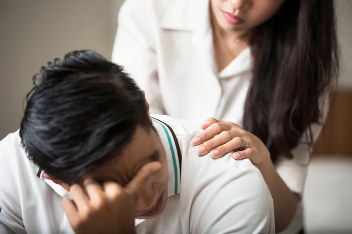 Beri Perhatian, Ini 4 Cara Menghibur Pasangan setelah Mengalami Hari yang Buruk - Parapuan