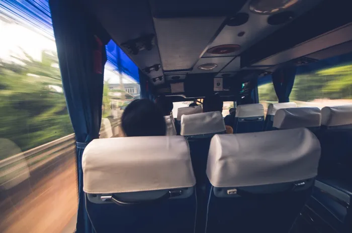 5 Tips agar Tidak Mabuk di Perjalanan Selama Naik Bus, Apa Saja? - Parapuan