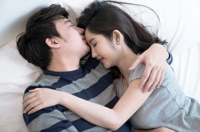 Mampu Perkuat Hubungan Suami Istri, Ini 5 Posisi Cuddling Terbaik - Semua Halaman - Parapuan