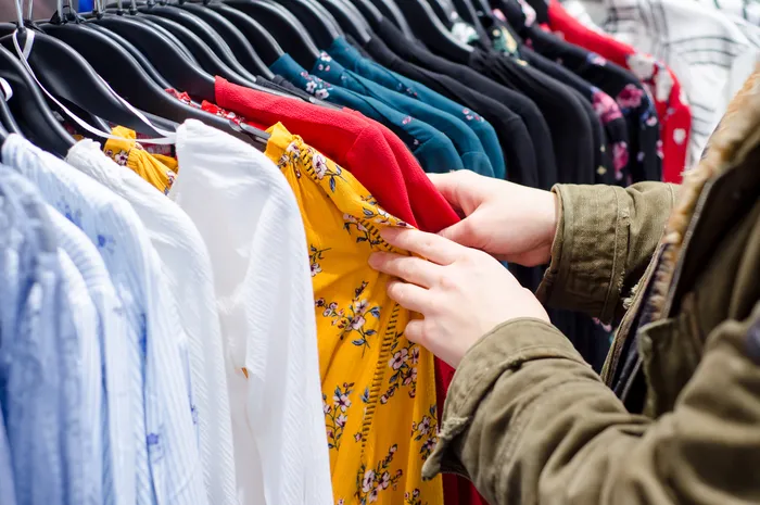 Apa Itu Thrifting? Ketahui Arti, Manfaat, dan Tips saat Berbelanja Baju ...