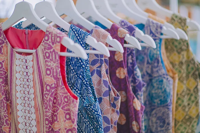 Hari Batik Nasional, Ini Tips Padu Padan Batik dengan Pakaian Sehari ...
