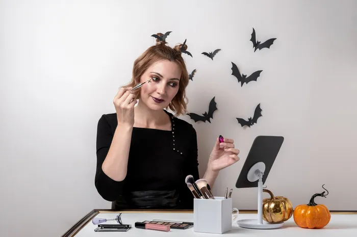 Anti Ribet! Ini 5 Inspirasi Makeup Simple untuk Tema Halloween - Parapuan
