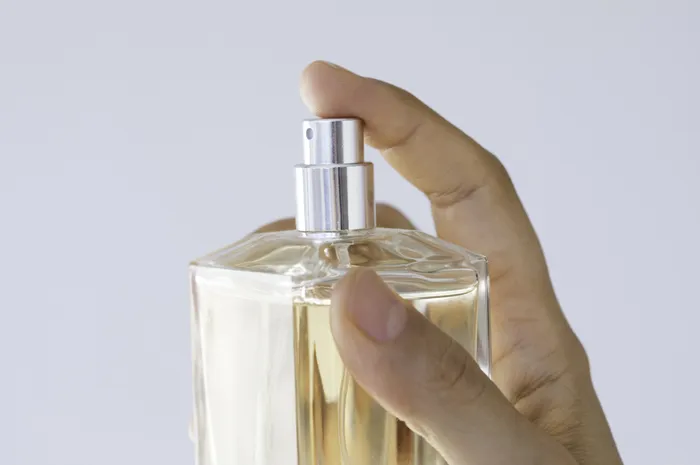 Sering Semprot Parfum di Leher? Ini Risiko yang Perlu Diwaspadai - Parapuan