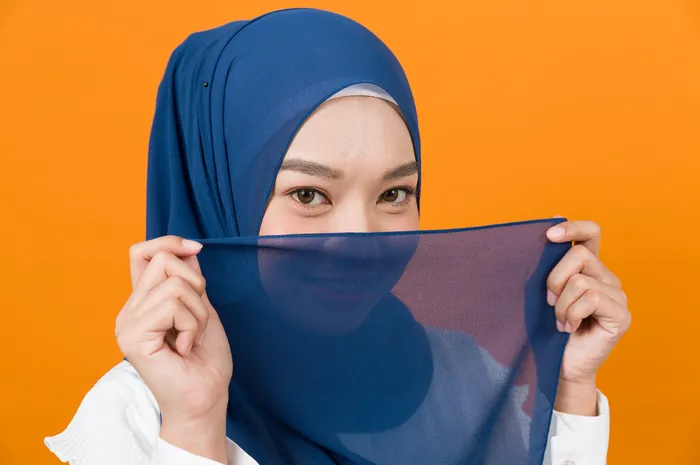 Anti Gerah, Ini 5 Bahan Hijab yang Cocok Dipakai saat Cuaca Panas - Parapuan