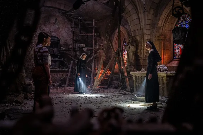 Review Film The Nun II, Kembalinya Valak dan Aksi Suster Irene yang ...
