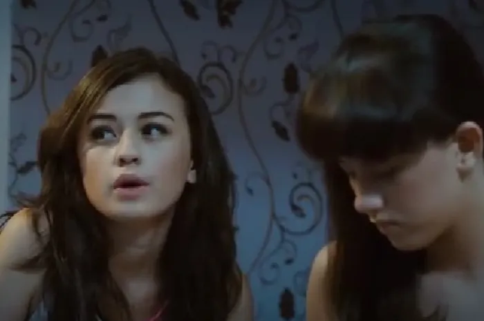 Perbedaan Peran Kimberly Ryder di Sinopsis Film vs Series Operation Wedding - Parapuan