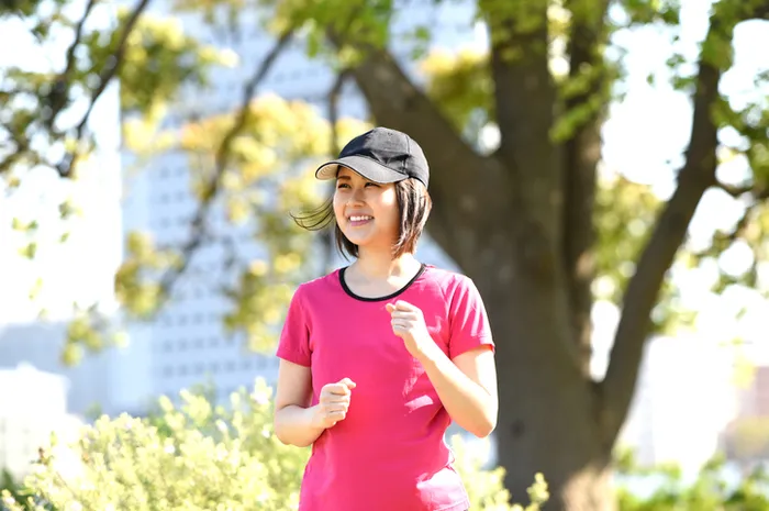 Jalan Pagi atau Jalan Sore, Mana Lebih Baik? - Parapuan