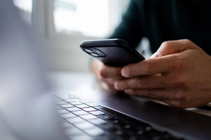 Komdigi Berikan Sanksi Tegas Bagi Platform Digital yang Lalai Hapus Konten Pornografi - Parapuan