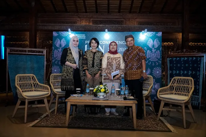 YBI Perkenalkan Batik Gedog Tuban Jadi Ikon Hari Batik Nasional 2024 ...