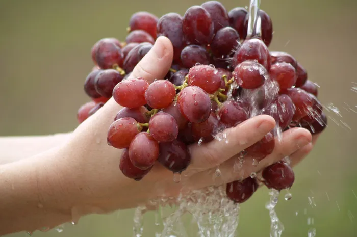Tips Mencuci Anggur agar Terhindar dari Residu Pestisida, Simak! - Parapuan
