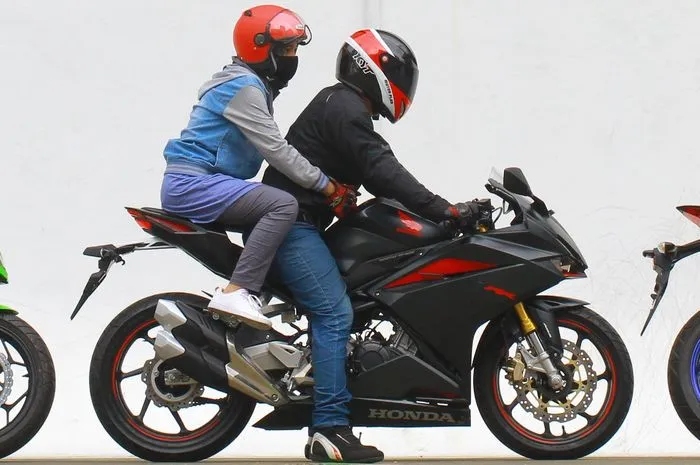 Kenali Tips Aman dan Nyaman Berboncengan Motor untuk Perempuan - Parapuan