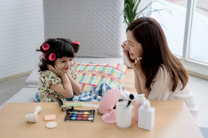 Baik untuk Tumbuh Kembang, Ini 3 Cara Bonding Ibu dan Anak Perempuan - Parapuan