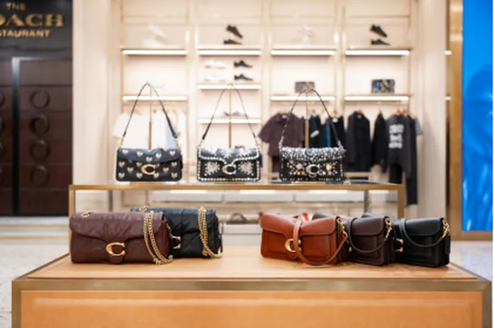 Pesona Tas Brand Mewah yang Elegan, Bold, dan Sarat Nuansa New York ...