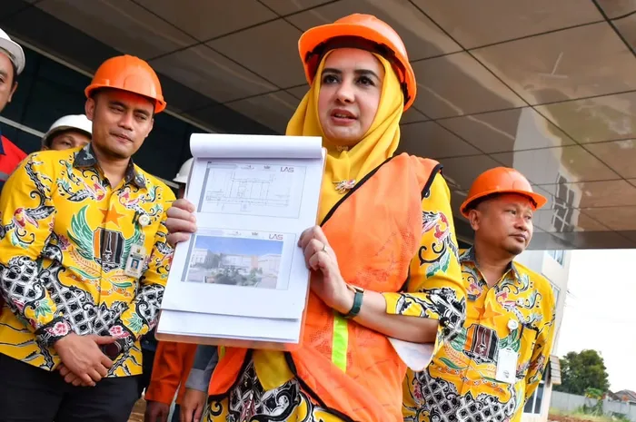 Profil Fadia Arafiq, Bupati Pekalongan yang Terjerat OTT KPK - Parapuan