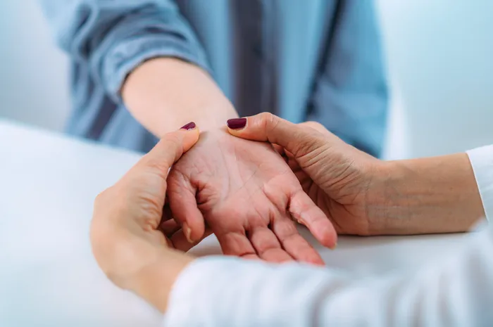 Carpal Tunnel Syndrome, Penyebab Tangan Kesemutan dan Mati Rasa - Parapuan