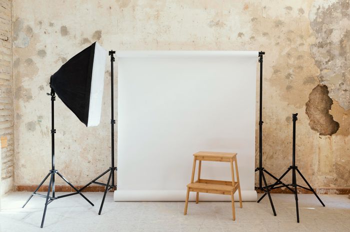 5 Alat yang Kamu Butuhkan untuk Buat Studio Foto Mini di Rumah - Parapuan