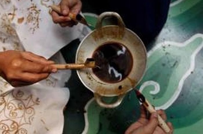 Mengenal Profesi Pembatik dan Alat yang Dipakai saat Bekerja - Parapuan