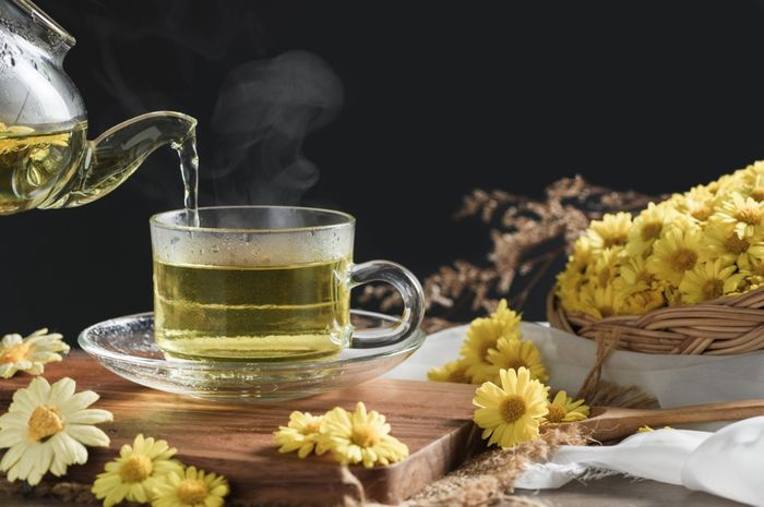 5 Khasiat Minum Teh Bunga Krisan sebagai Obat Alami untuk Tubuh - Parapuan