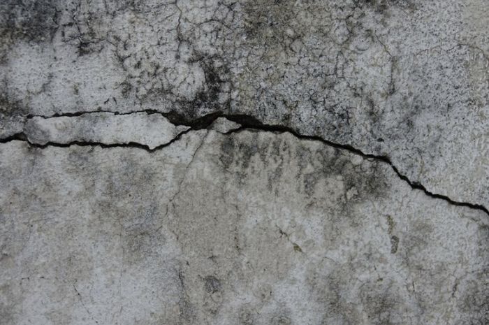 Ketahui 3 Jenis Retakan Dinding Rumah dan Faktor Pemicunya, Apa Saja ...