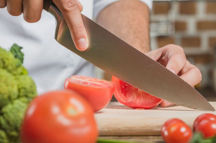 Pisau Dapur Cepat Tumpul? 3 Kebiasaan Ini Bisa Jadi Penyebabnya - Parapuan