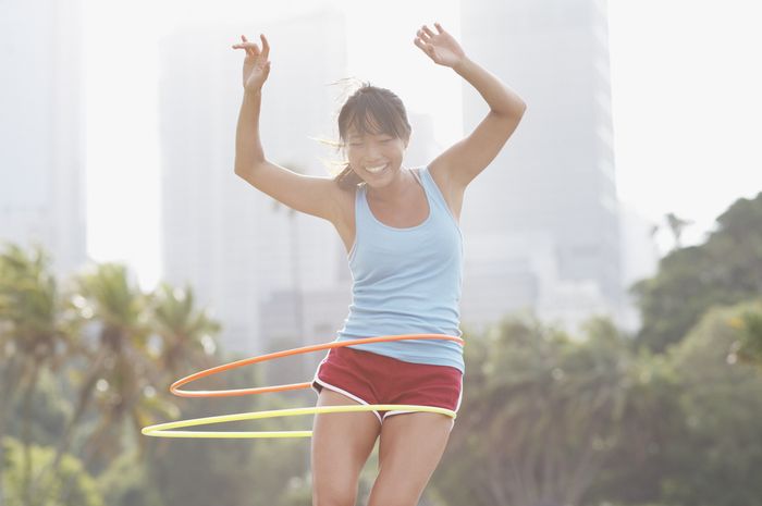 Bermanfaat Bagi Tubuh, Ini 4 Tips Main Hula Hoop untuk Pemula - Parapuan