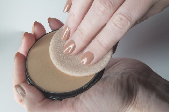 Sama-Sama Bedak, Ini Bedanya Compact Powder, Pressed Powder, Loose ...