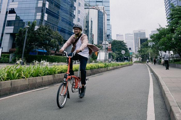 Hari Sepeda Sedunia, Perhatikan 4 Tips Keselamatan Bersepeda - Parapuan