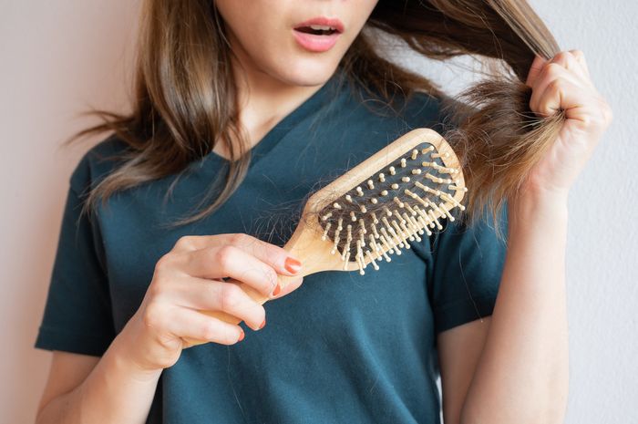 5 Rekomendasi Hair Care untuk Atasi Rambut Rontok dan Ketombe - Parapuan