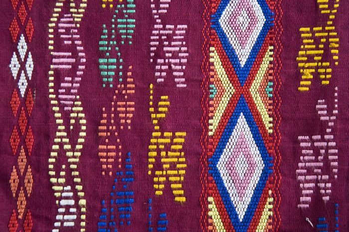 Aturan Penggunaan Kain Ulos Khas Batak, Bisa Dipakai sebagai Selendang hingga Rok - Parapuan