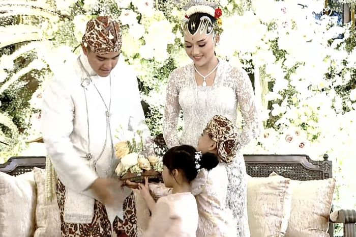 Pernikahan Kaesang dan Erina, Ini Gemasnya Jan Ethes dan Sedah Mirah Antar Cincin Kawin - Parapuan