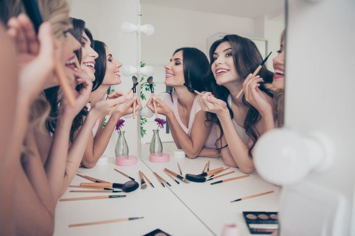 Ini Tips Makeup Saat Liburan Akhir Tahun Agar Tetap Tampil Glowing