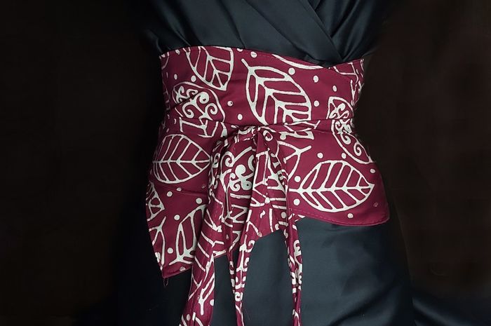 4 Rekomendasi Obi Belt Batik yang Cocok untuk Outfit ke Kantor - Parapuan