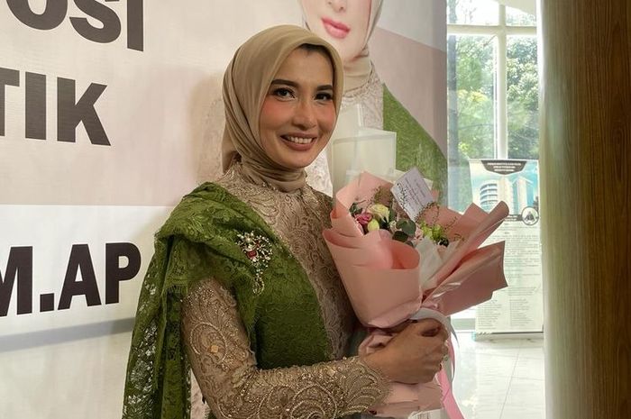 Usia Tak Lagi Muda, Arzeti Bilbina Berhasil Raih Gelar Doktor - Semua Halaman - Parapuan